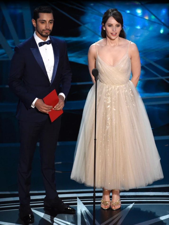 Presenting an Oscar | Scrolller