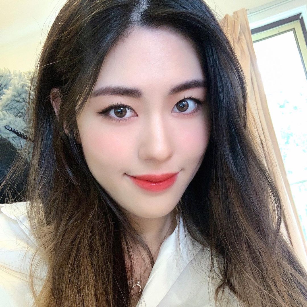 Pretty Eyes Scrolller