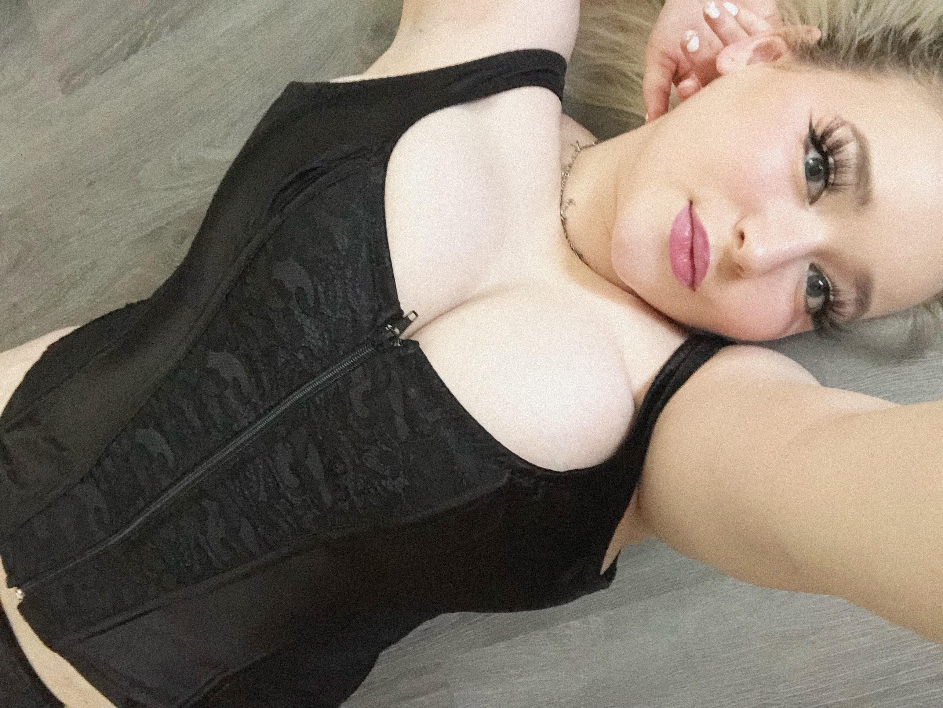 embracing those curves | Scrolller