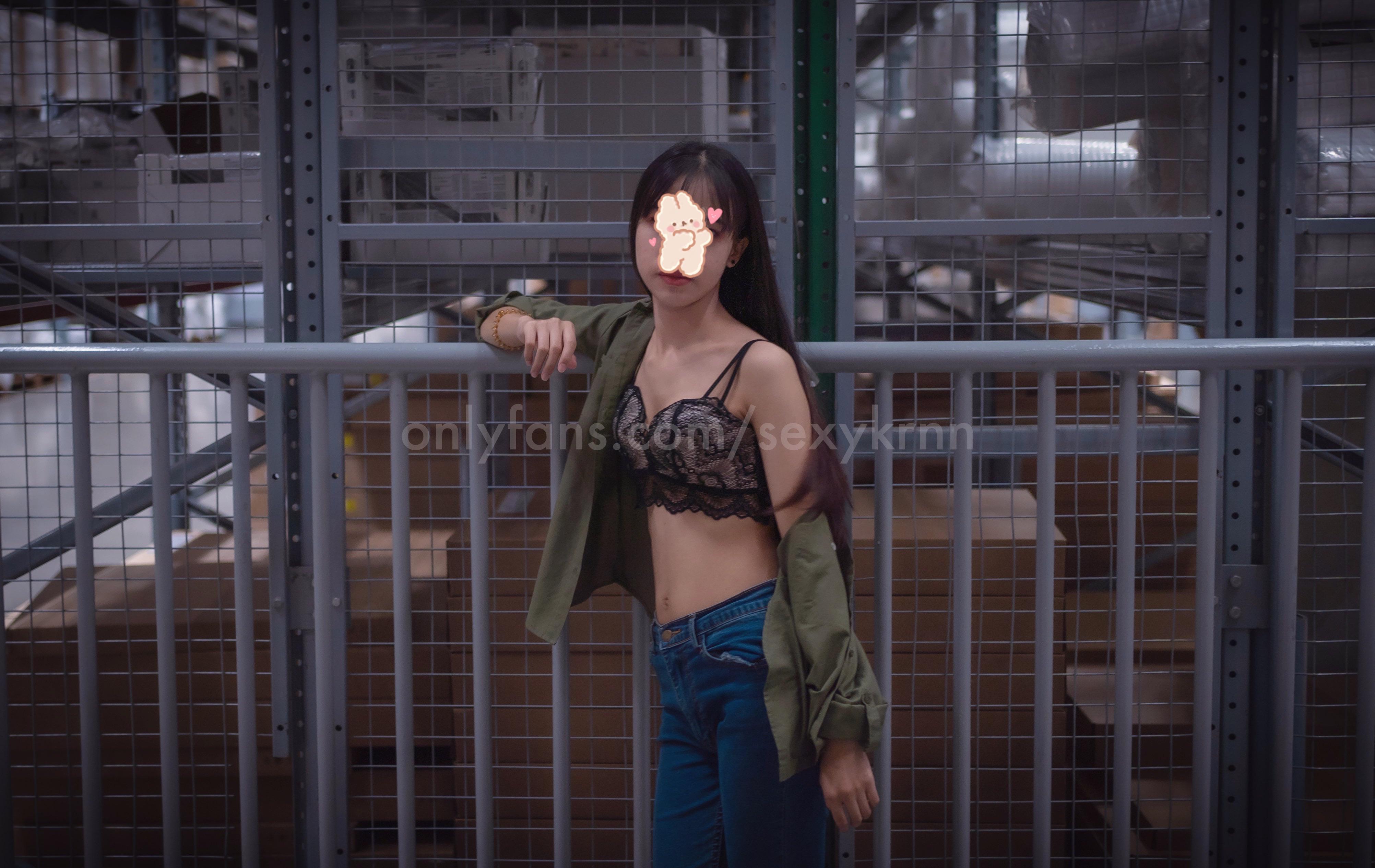 Public show Thai girls | Scrolller