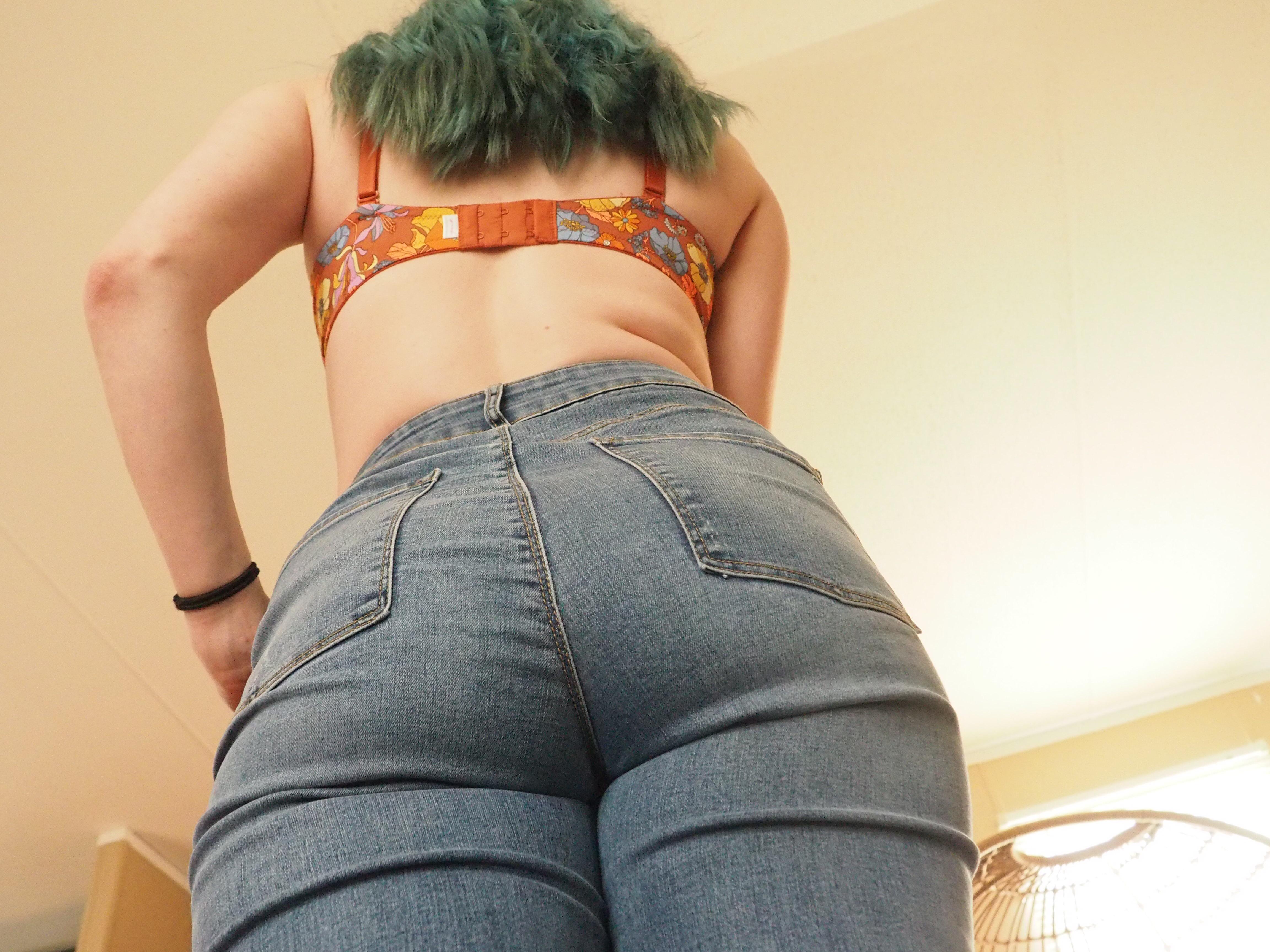 Pull my pants down and bend me over? 🤤 | Scrolller