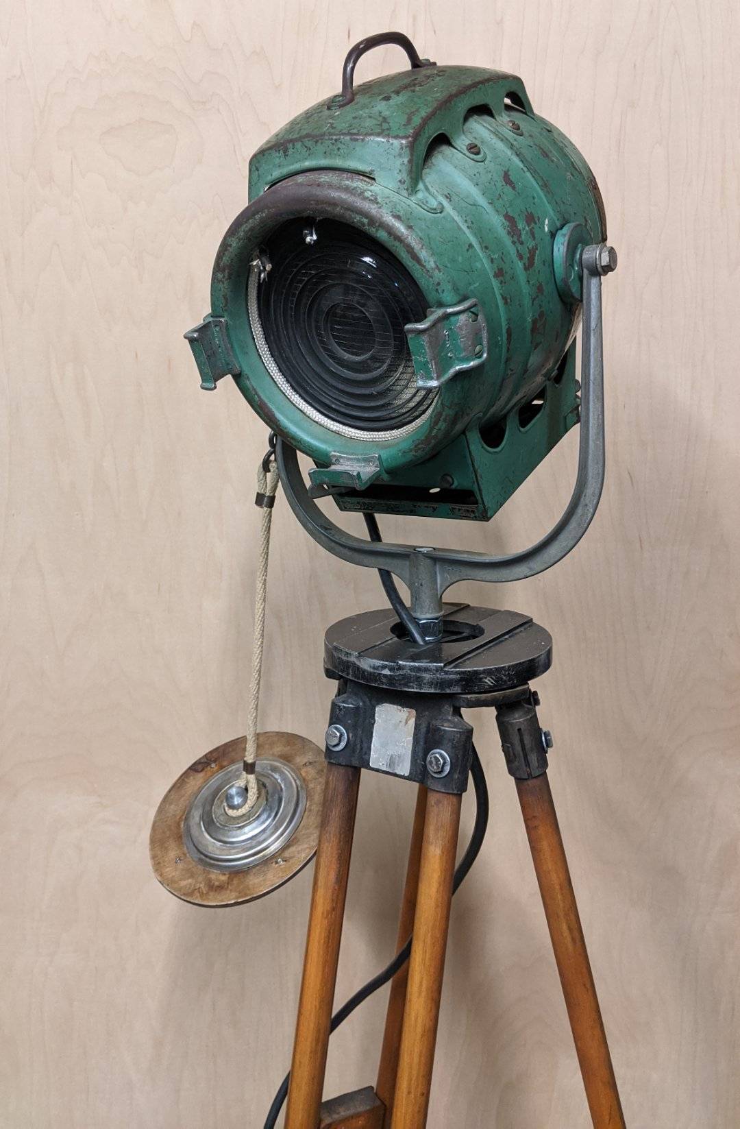Put an old stage light and transit tripod together into a nice floor lamp | Scrolller