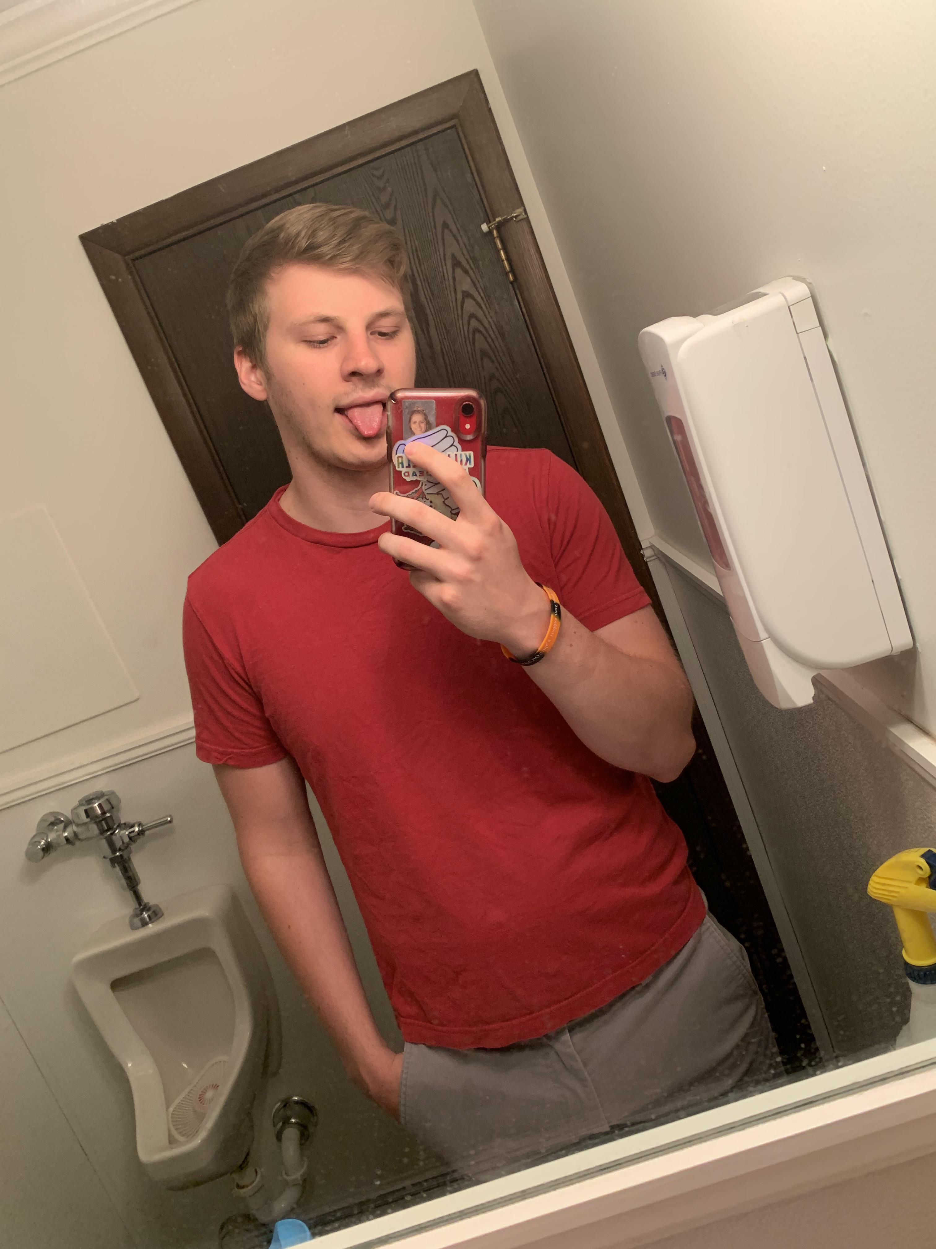 Quick goofy work selfie, lmk 23M | Scrolller