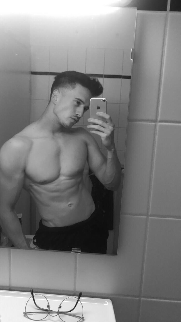 Quick shower between classes | Scrolller