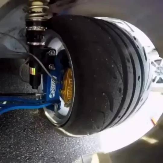 Race car suspension in action | Scrolller