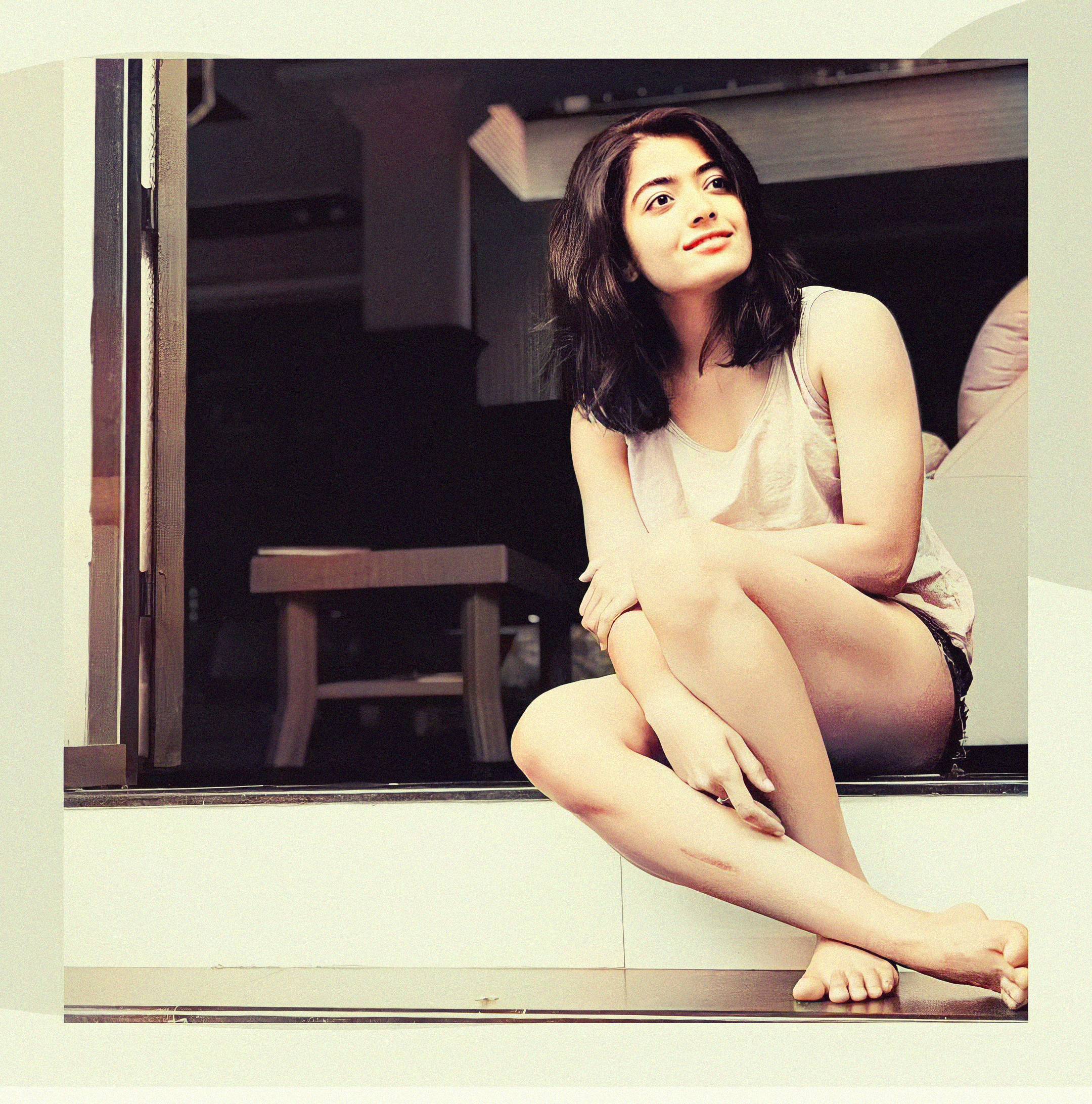 Rashmika Mandanna Legs Showing | Scrolller