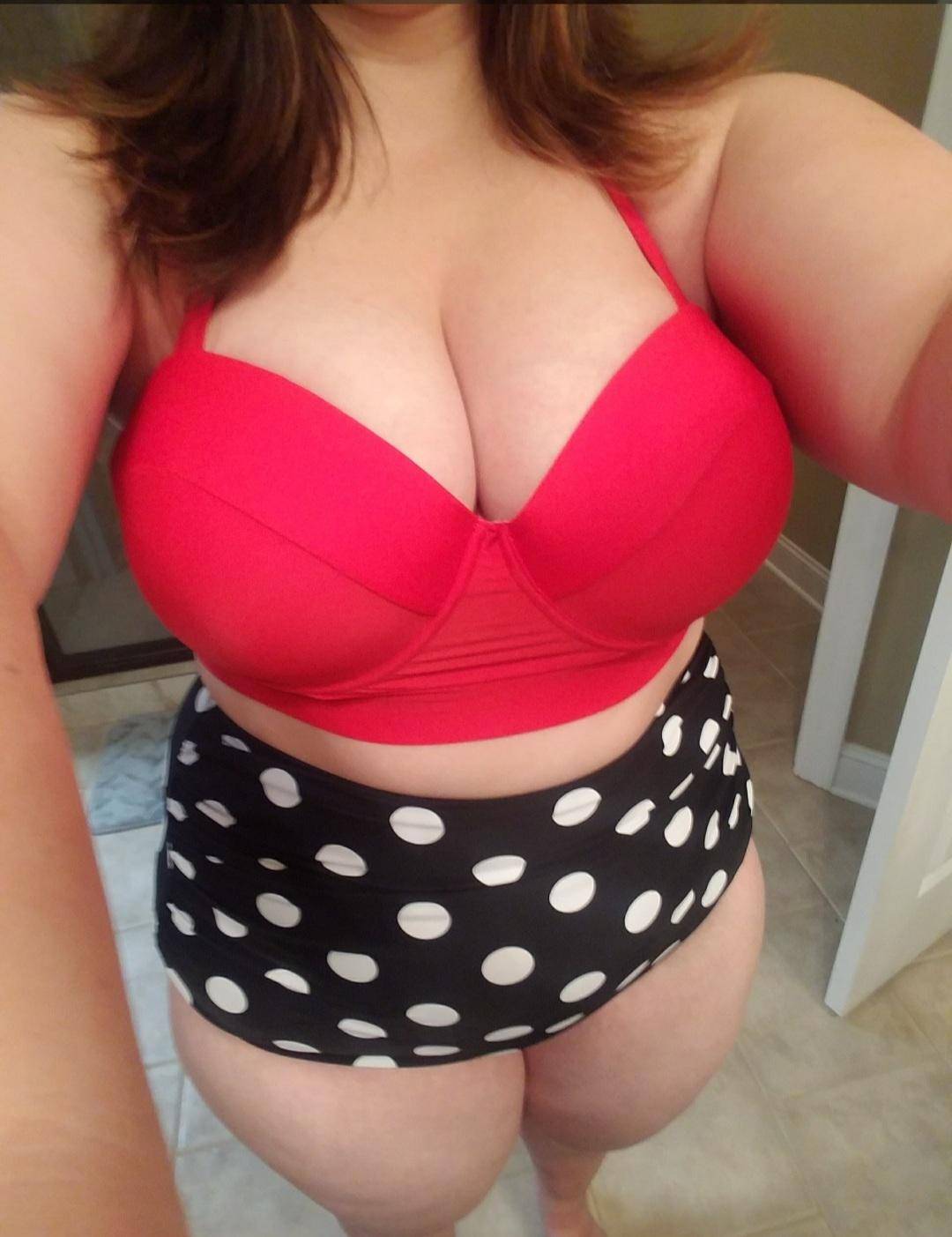 Real curves look good in swimsuits too! | Scrolller