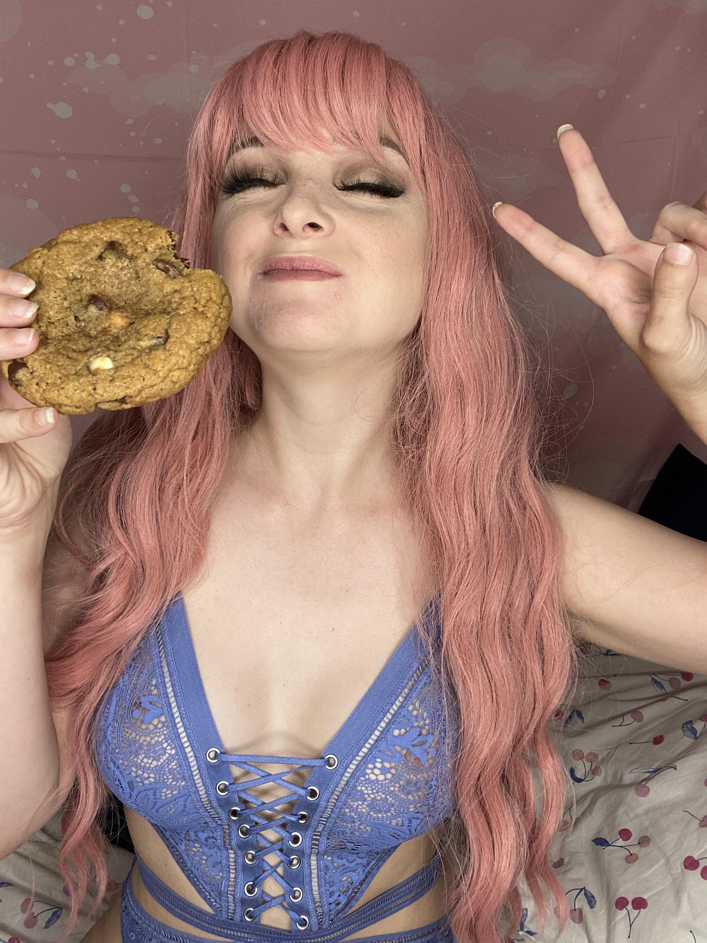 real girls and real big cookies … literally | Scrolller