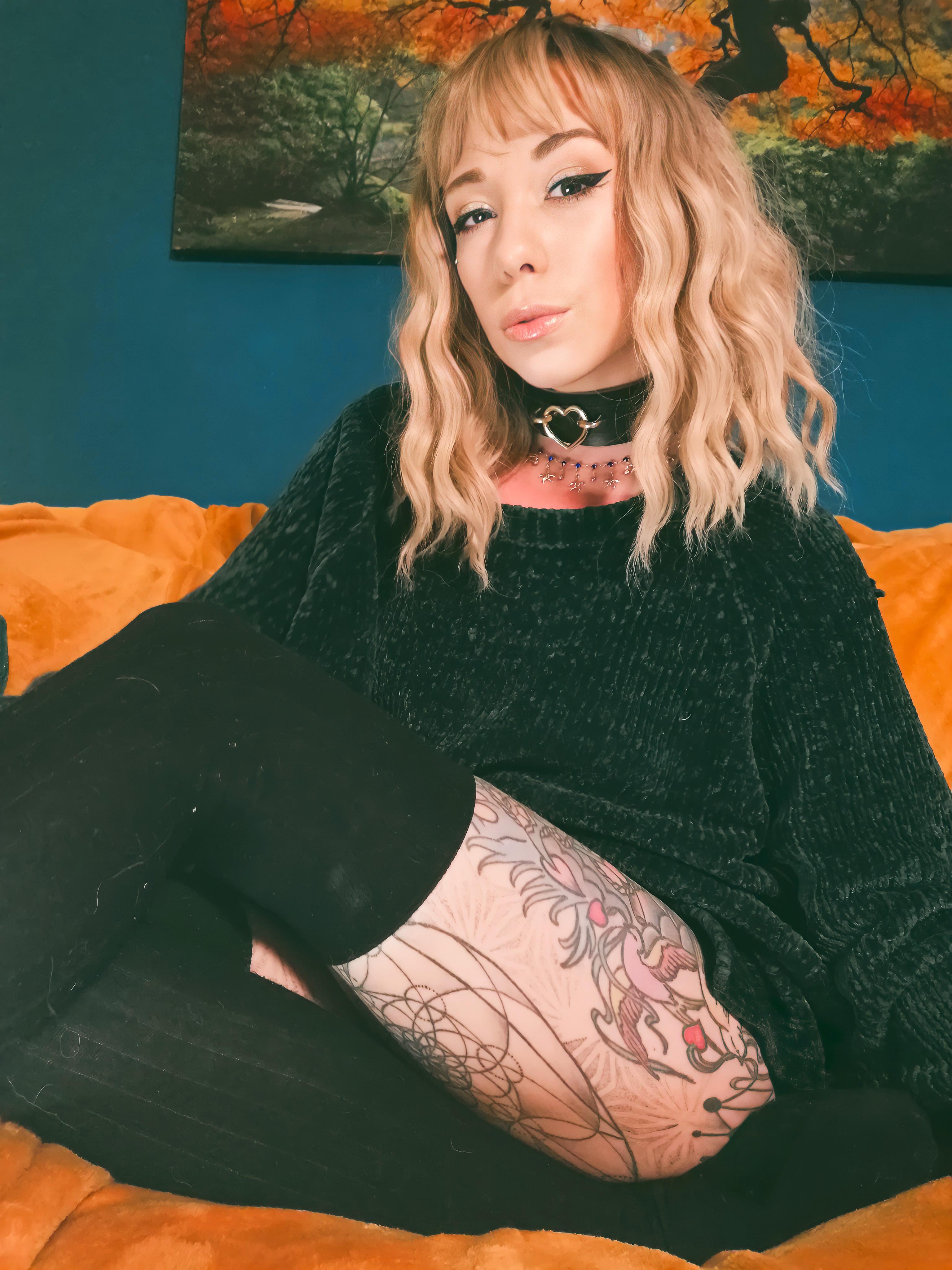 Glossy lips | Scrolller