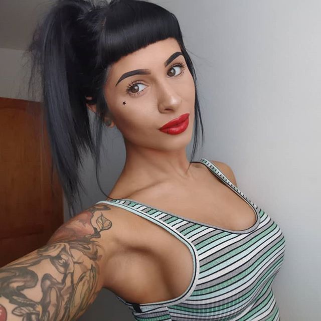 Red lips | Scrolller