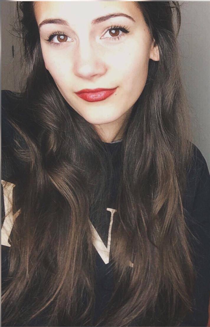 Red lips | Scrolller