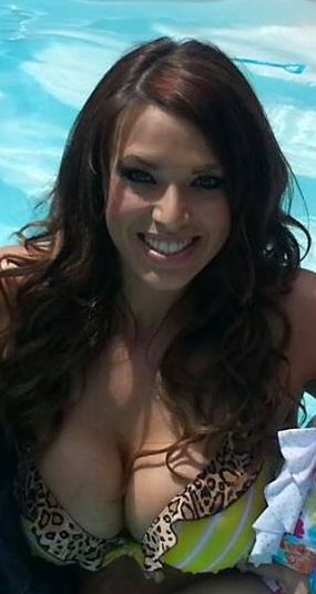 [reddit] A Poolside Beauty | Scrolller