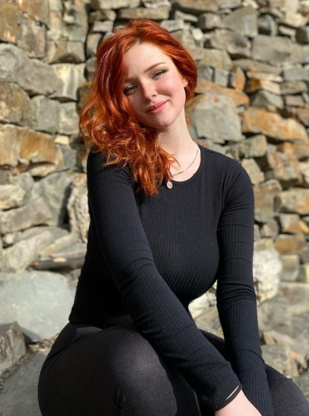 Redhead's tight top | Scrolller