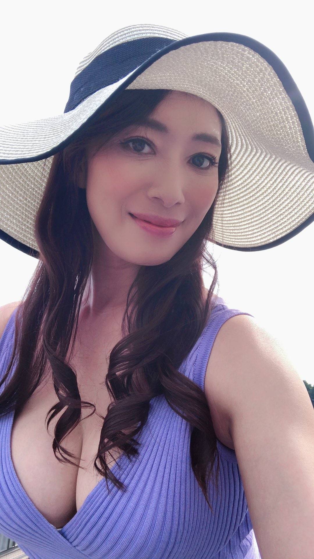 Reiko's ready for some sun | Scrolller