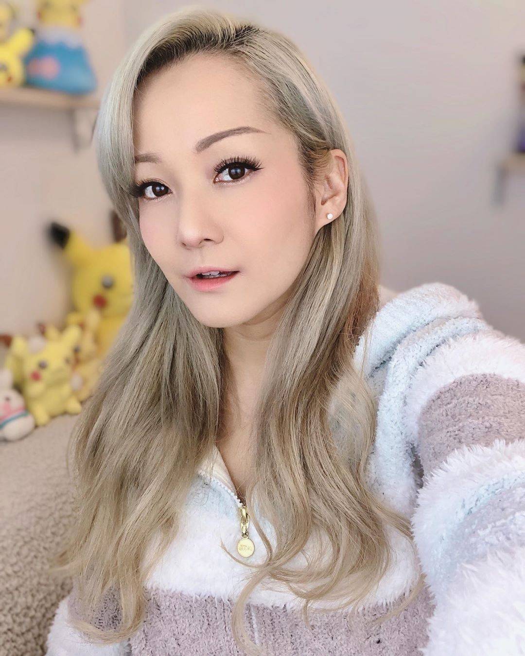 Reina Is A Beauty Scrolller