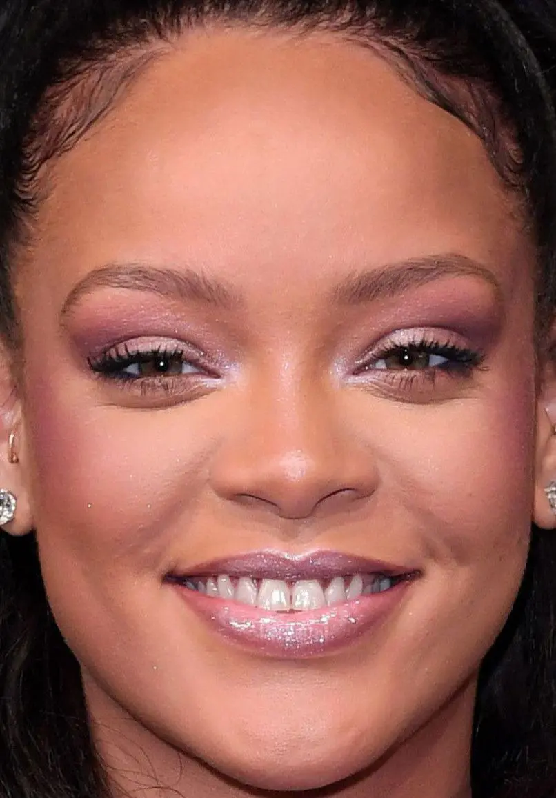 Rihanna Scrolller