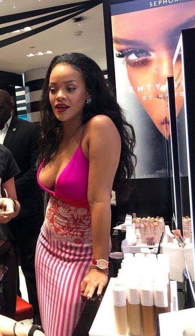 Rihanna Clevage | Scrolller