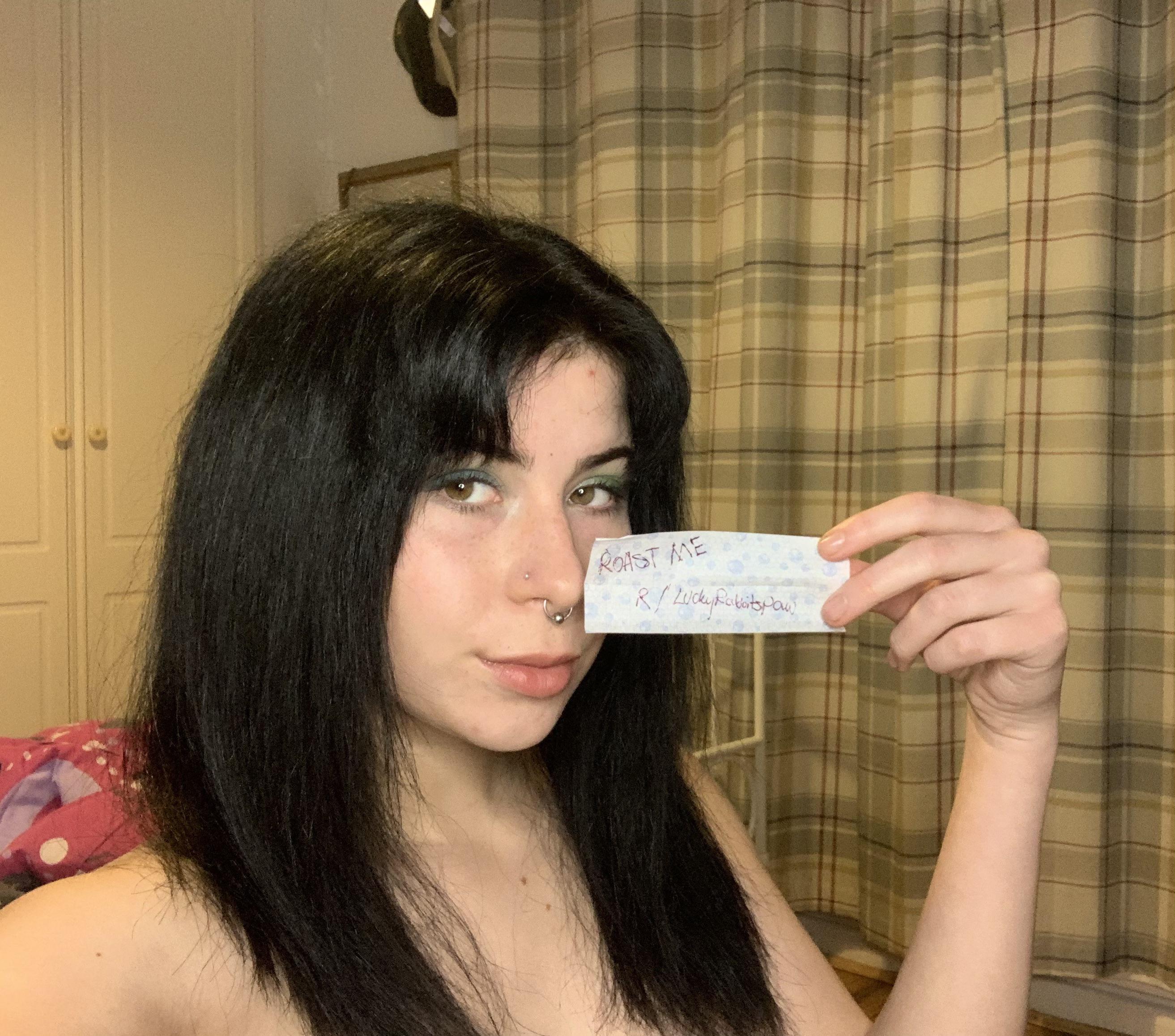 Roast me, female. 18. Uk 🇬🇧 | Scrolller