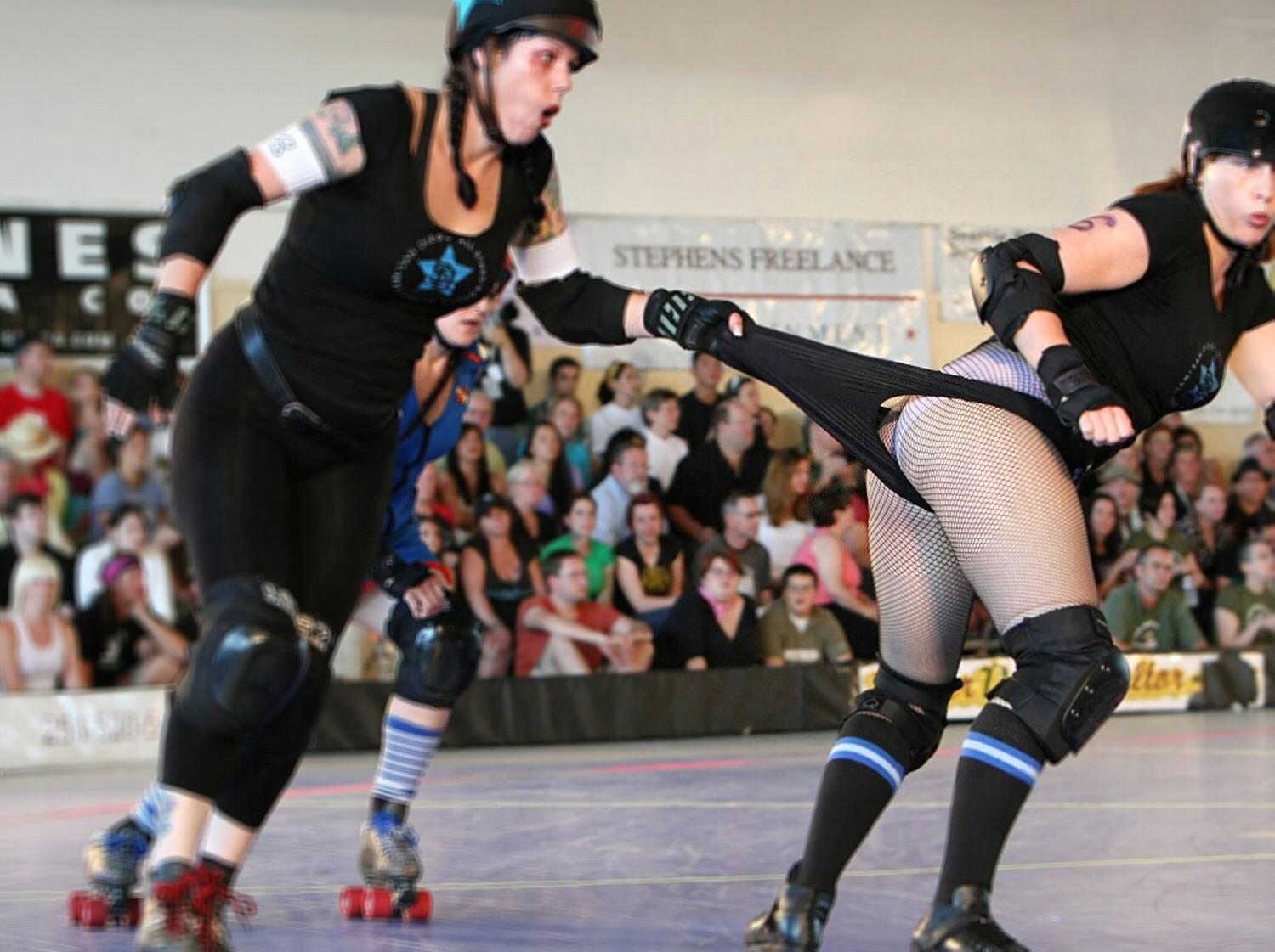 Roller Derby shorts pulling | Scrolller