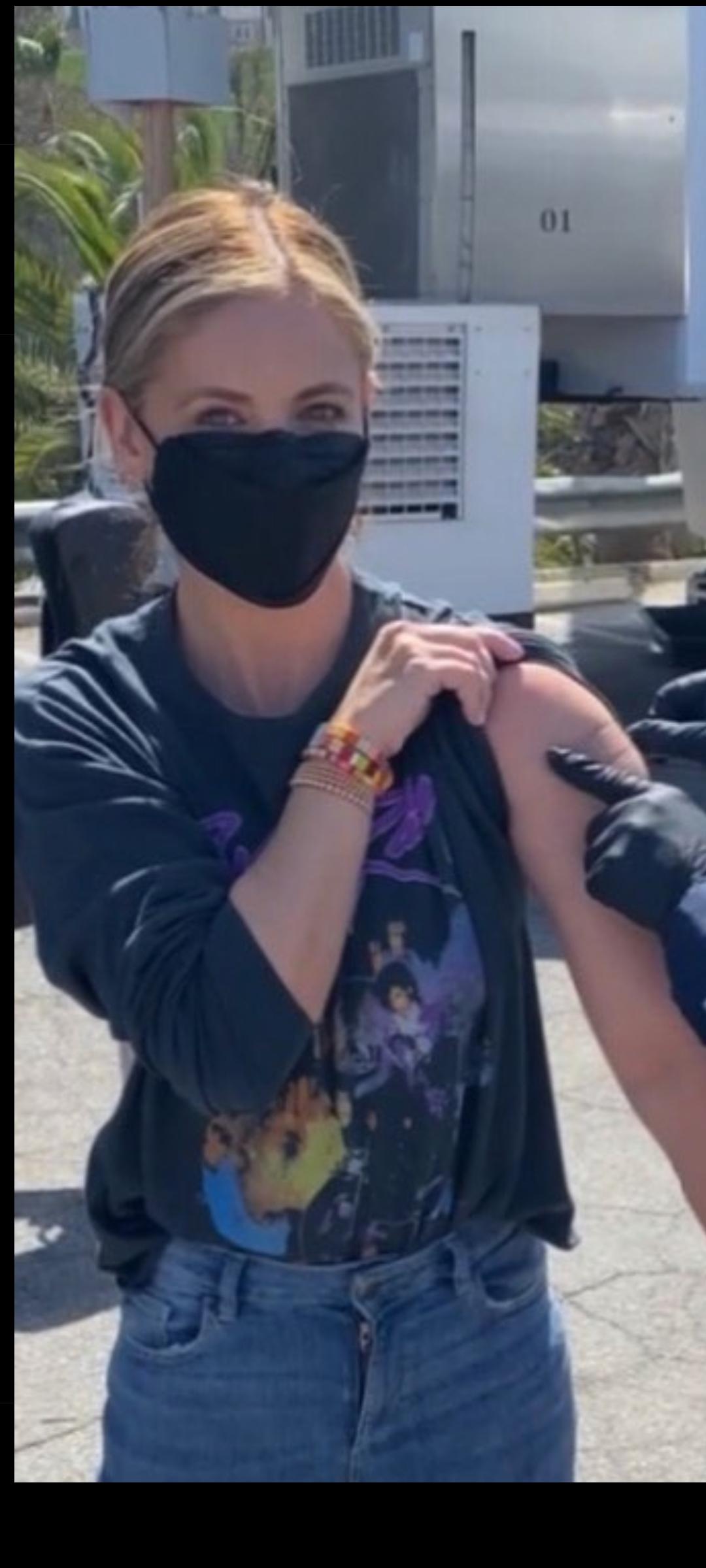 Rolling up her sleeve | Scrolller