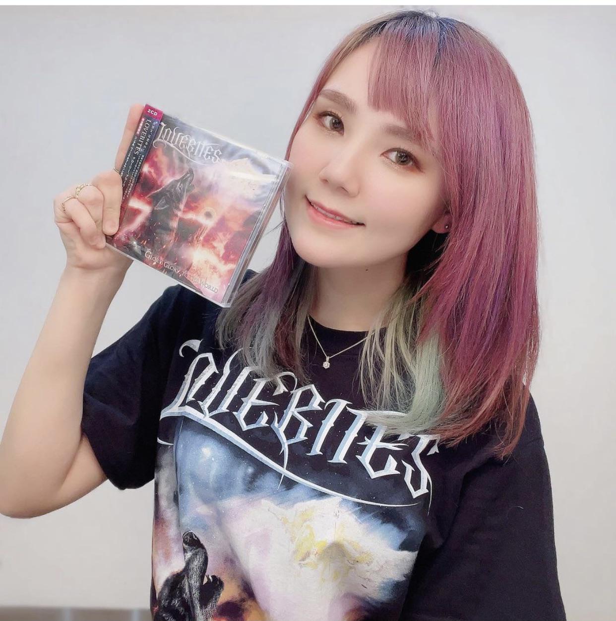 Rosana Miho release today the merchandise | Scrolller