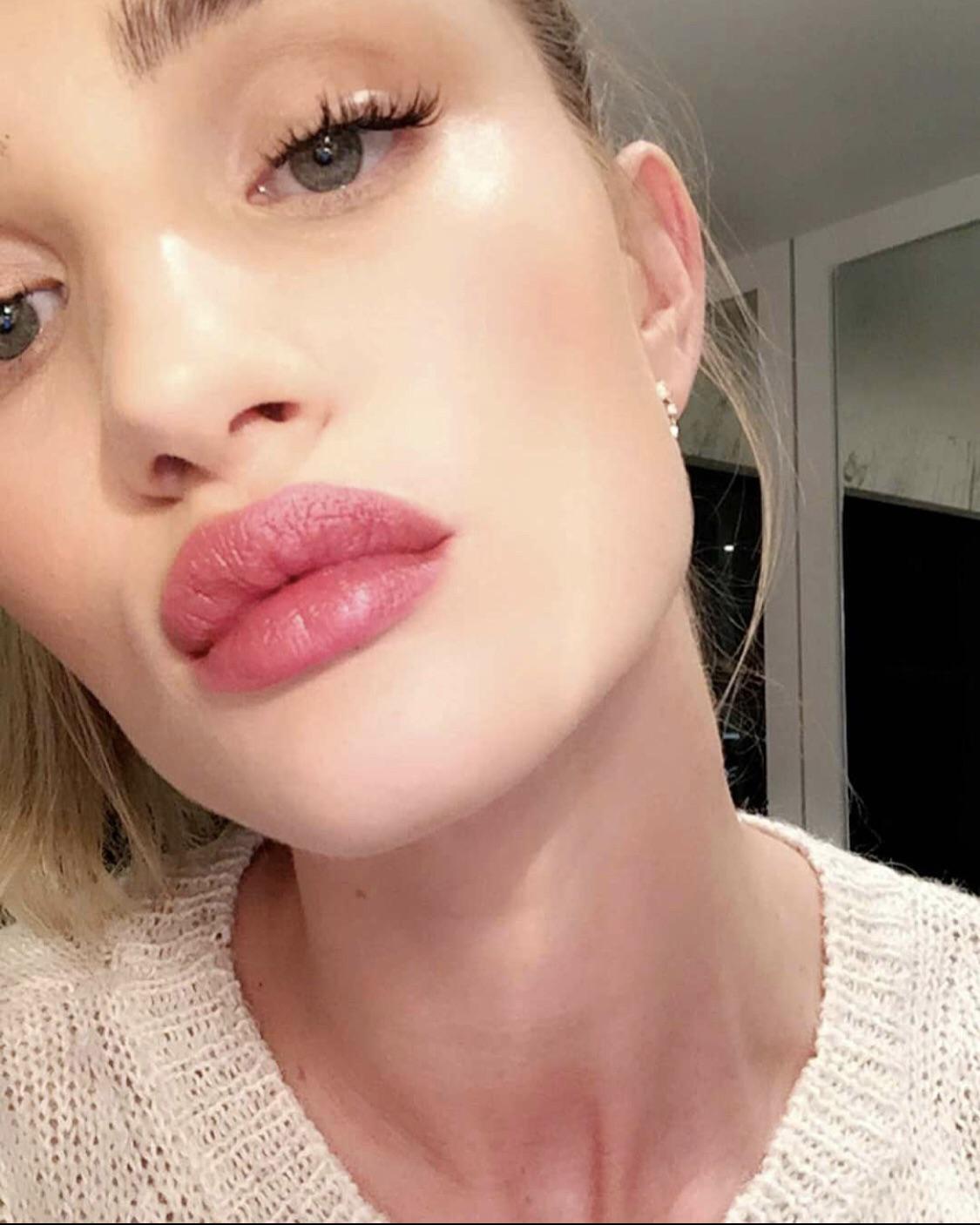 Rosie Huntington Whiteley Scrolller 1573