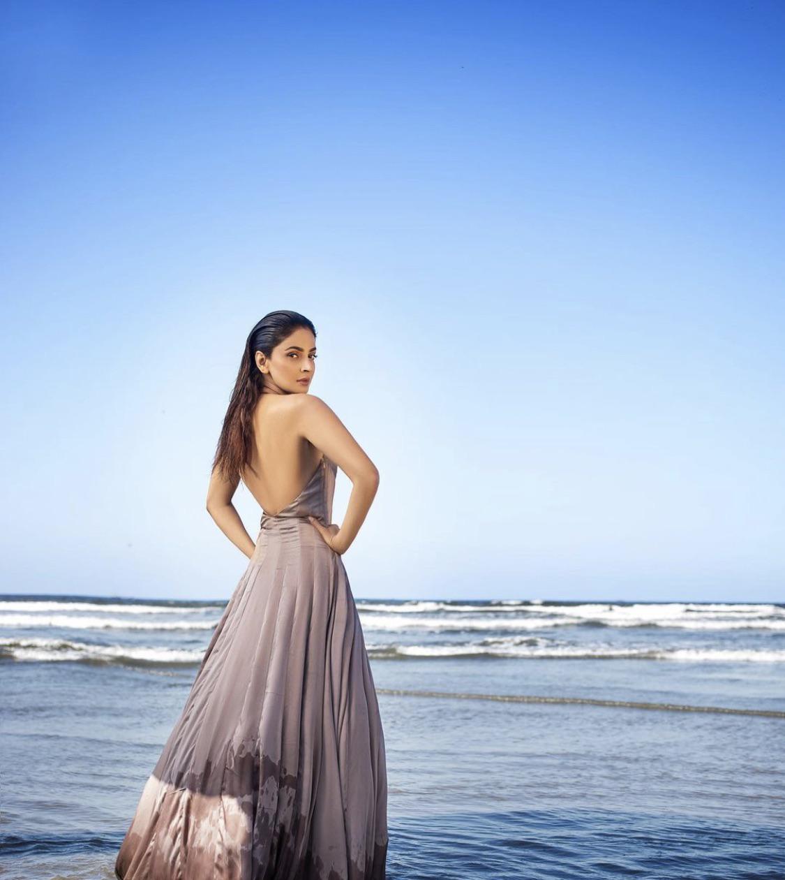 Saba Qamar backless | Scrolller