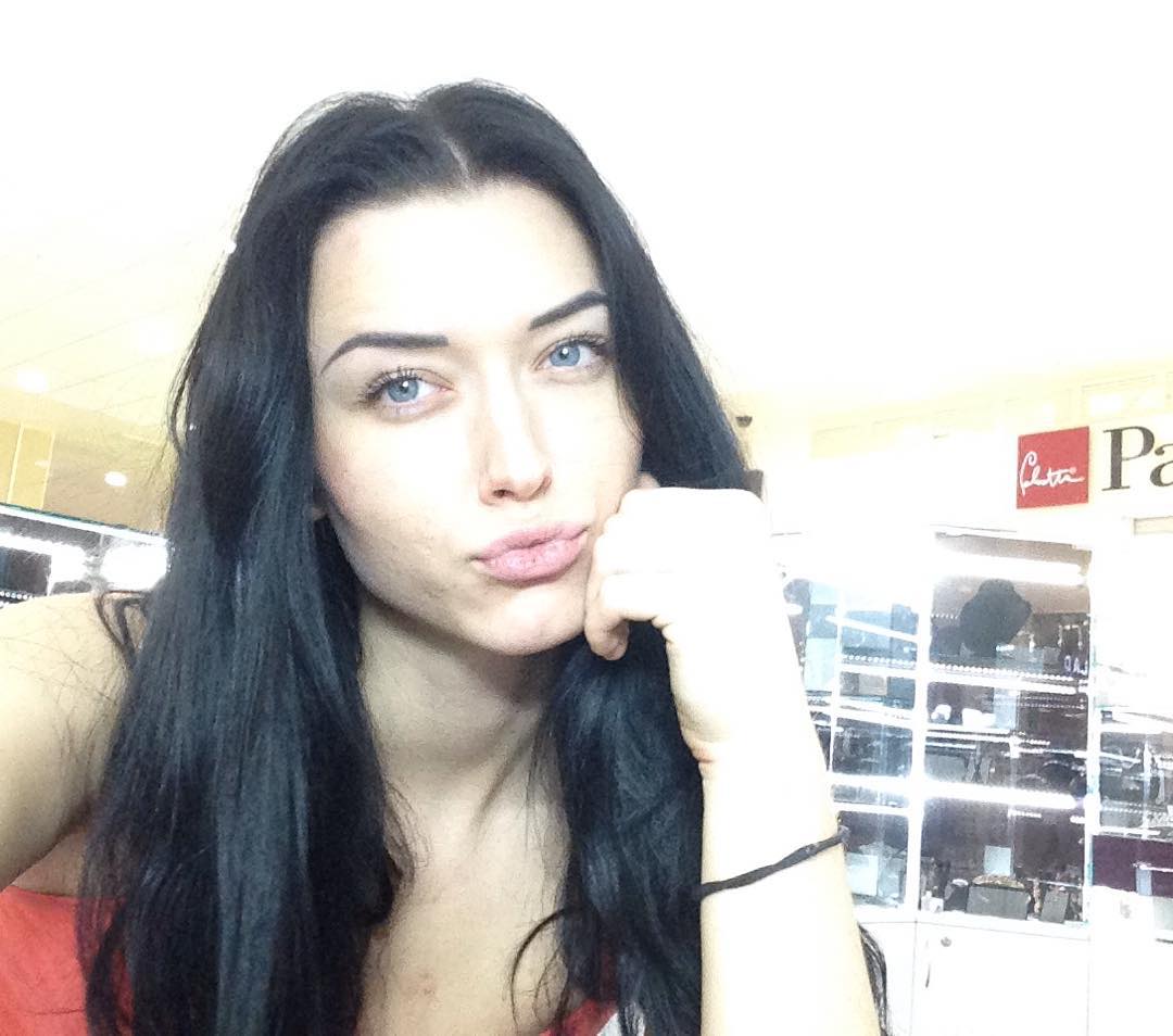 Sandra Kitana | Scrolller