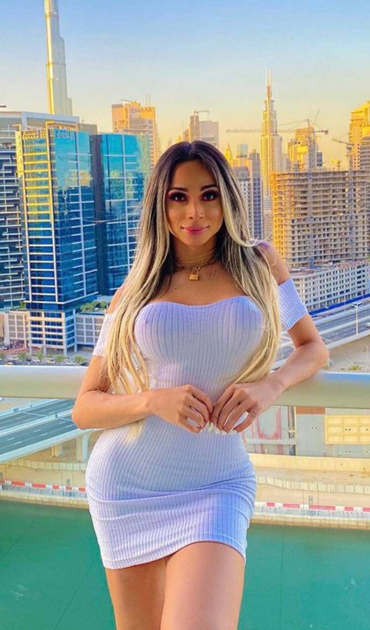 Sarah Linss | Scrolller