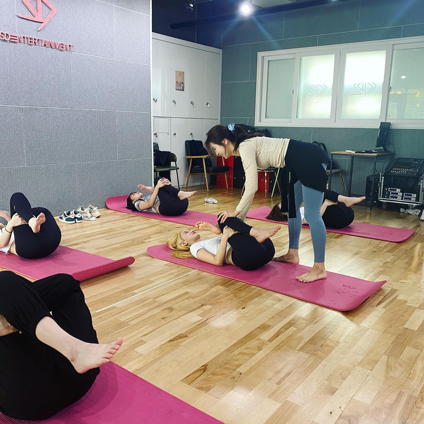 Saturday - Minseo, Yuki, Juyeon, Ayeon and Haneul | Scrolller