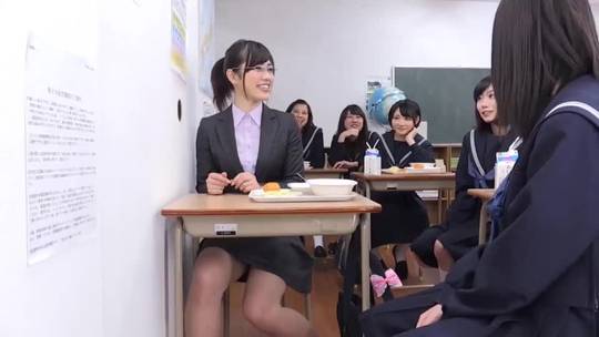 [SDDE-401] Bonding with students over lunch | Scrolller