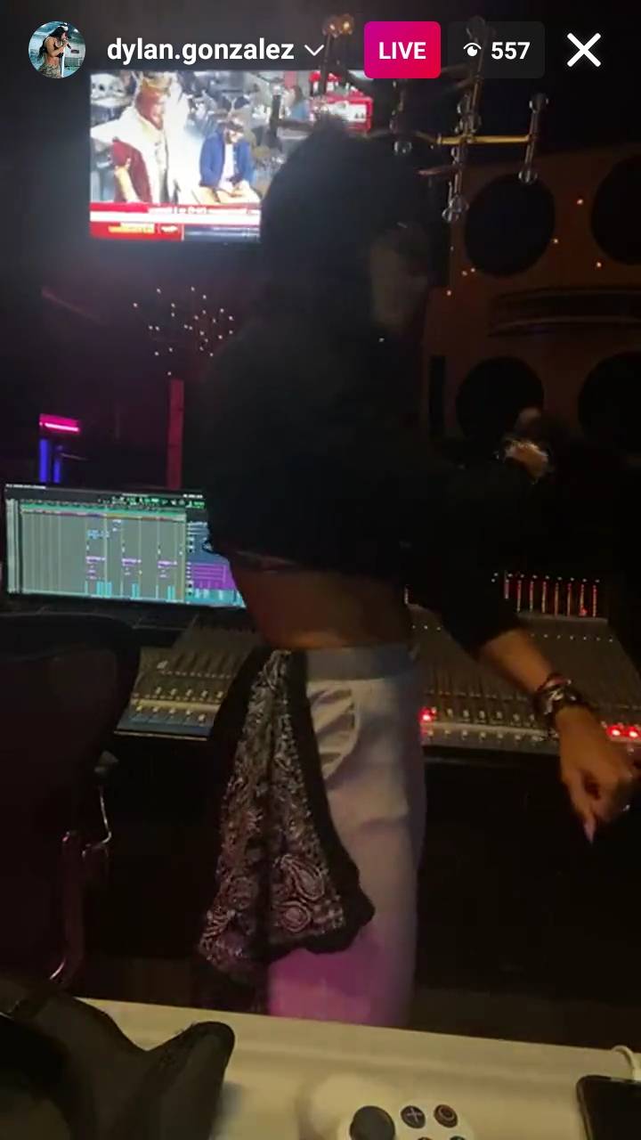 See da studio DANCING rn | Scrolller