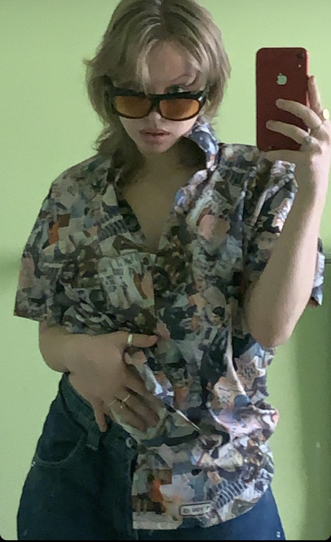 Selfie pose | Scrolller