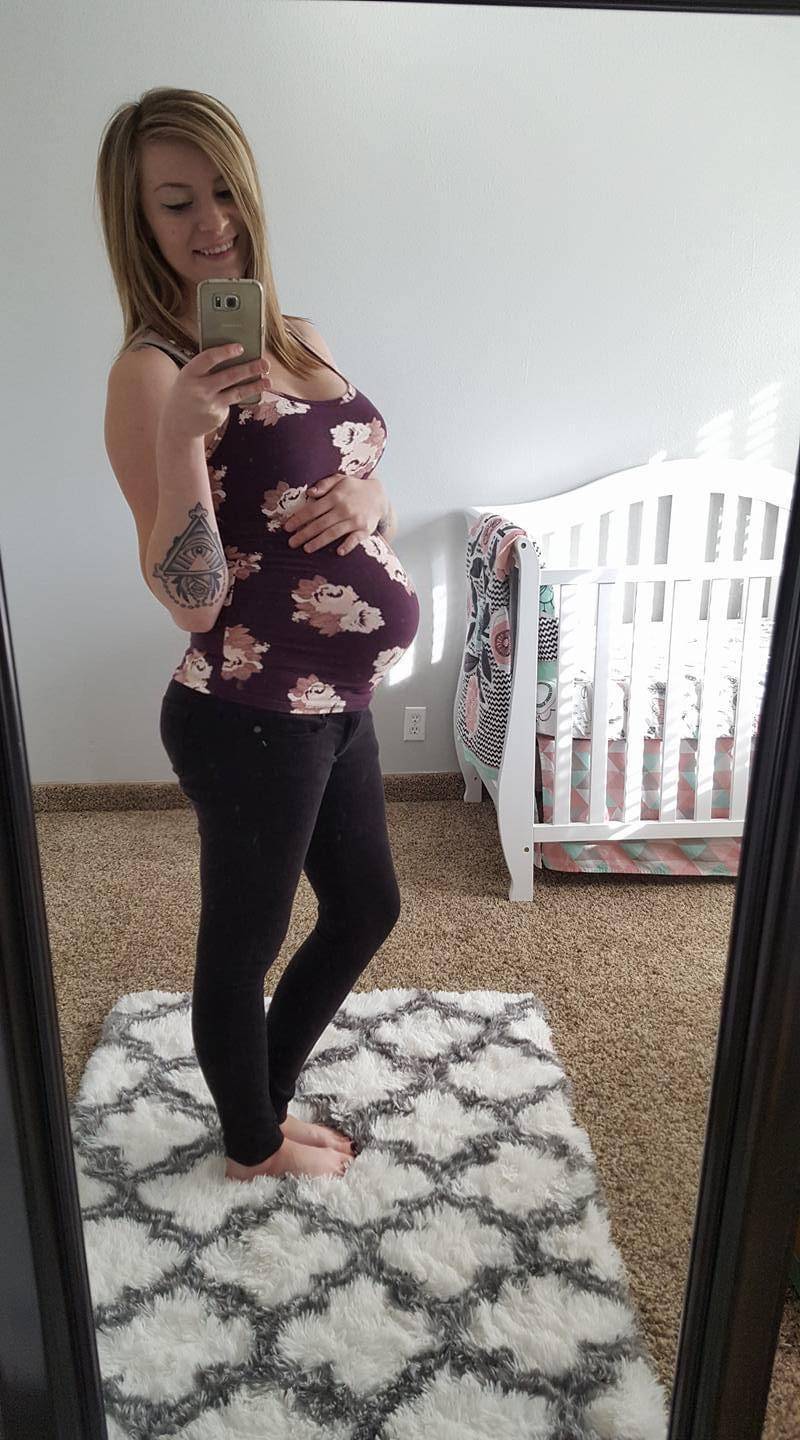 Sexy AF young preggo mom. | Scrolller