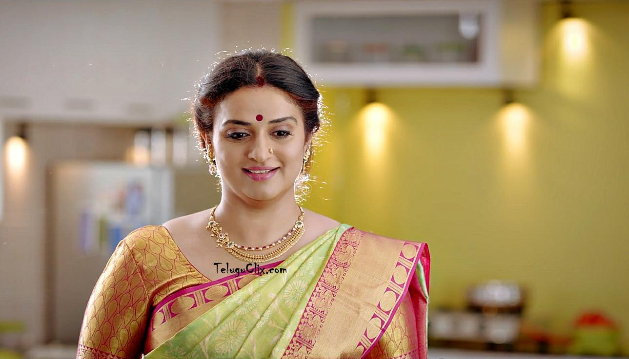 Sexy aunty Pavithra Lokesh | Scrolller