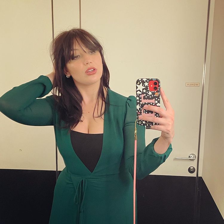 Sexy Bathroom Selfie Scrolller