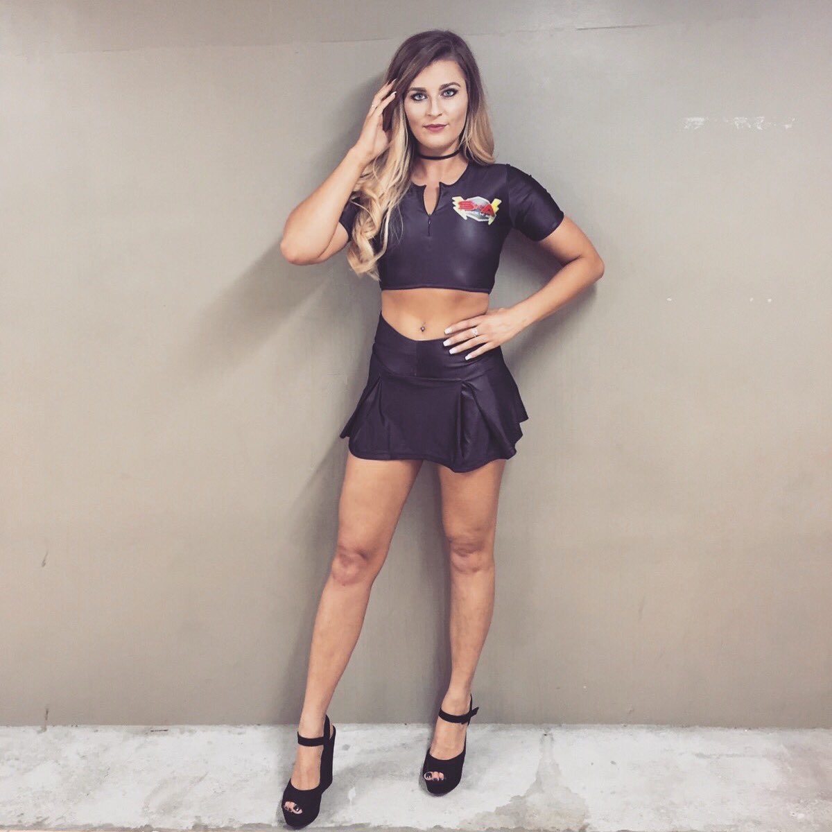 Sexy British lady shows us her promo pose | Scrolller