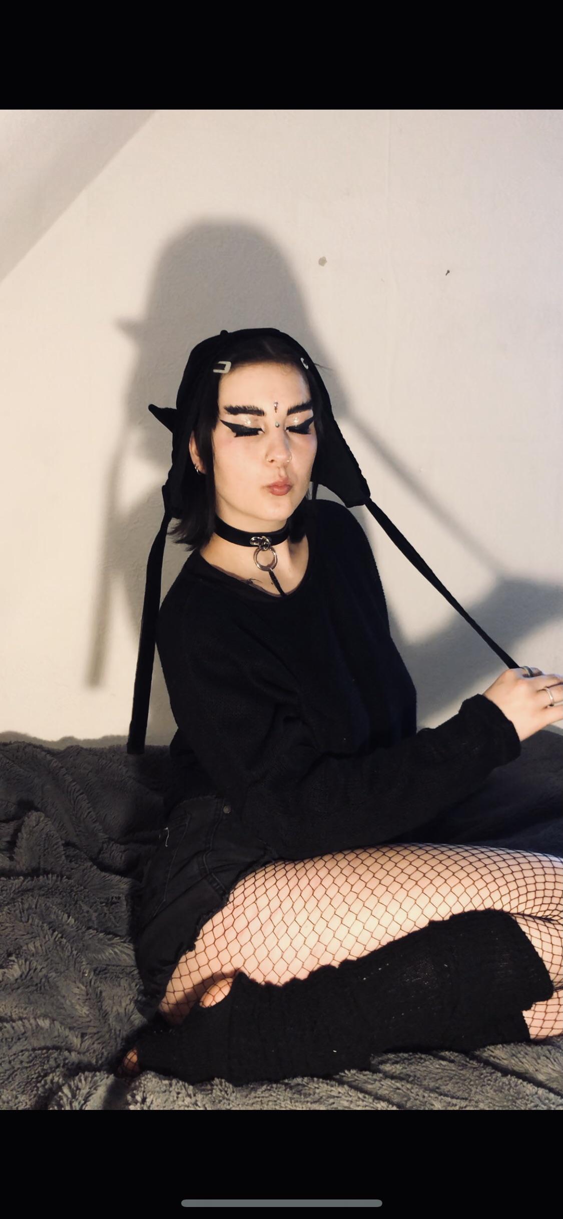 Sexy Goth Elf 🦇 Scrolller