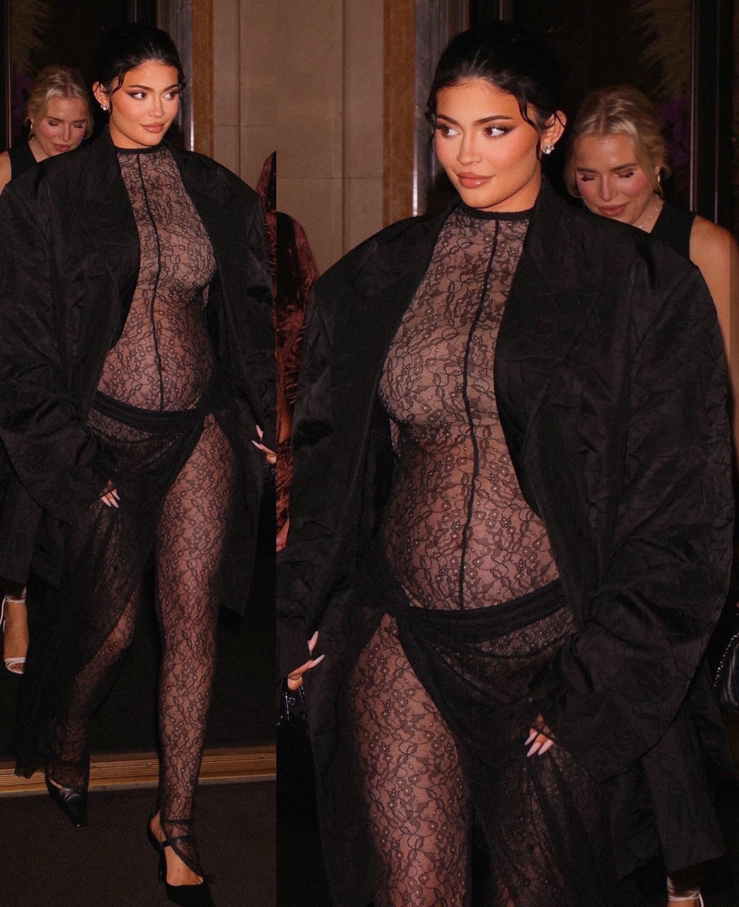 Sexy Kylie | Scrolller