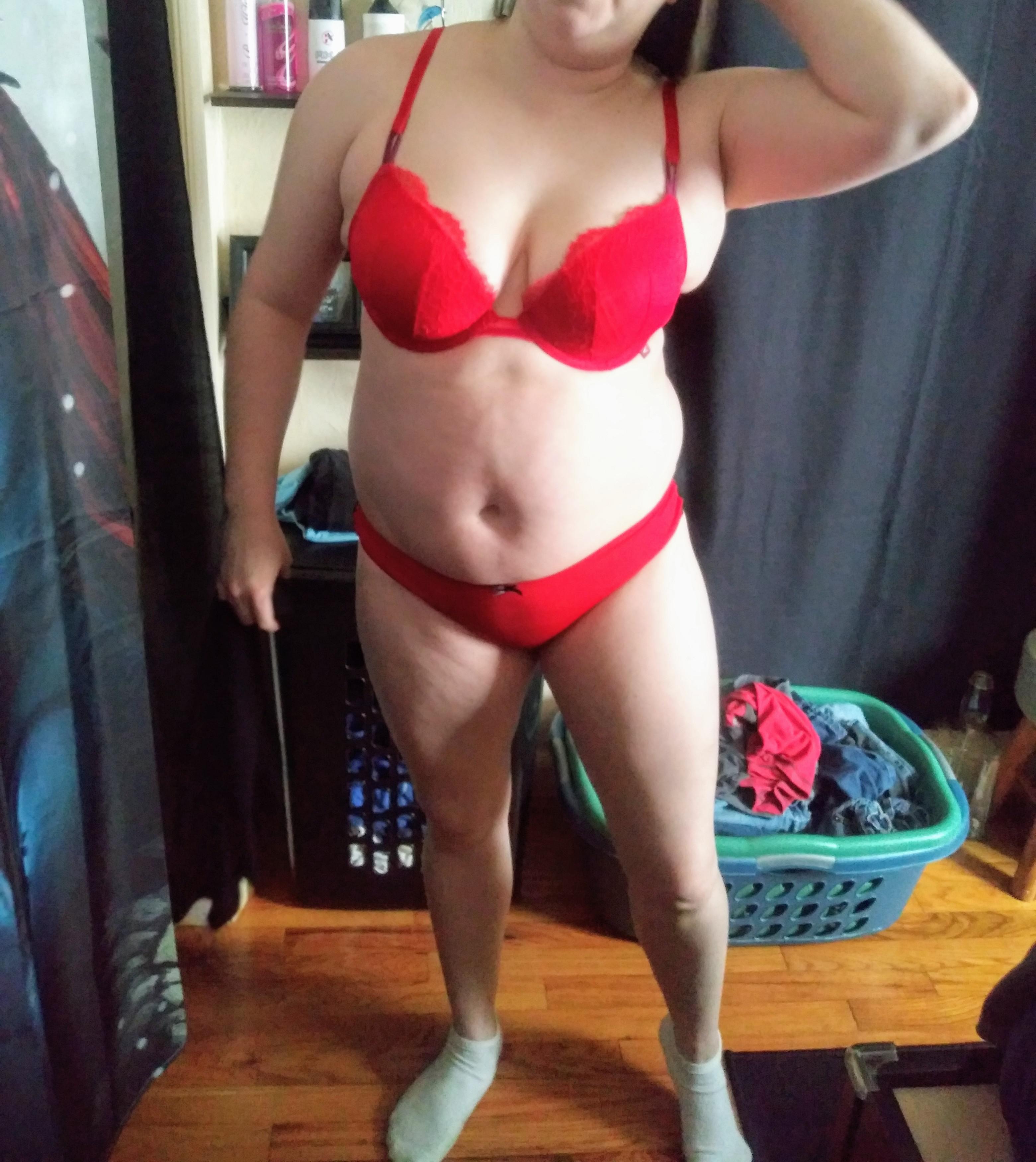 Sexy momma in red!! | Scrolller