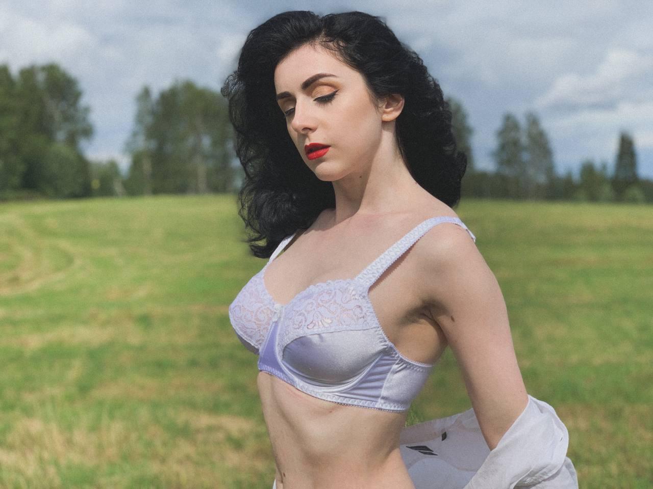 Sexy outdoor photo shoot | Scrolller