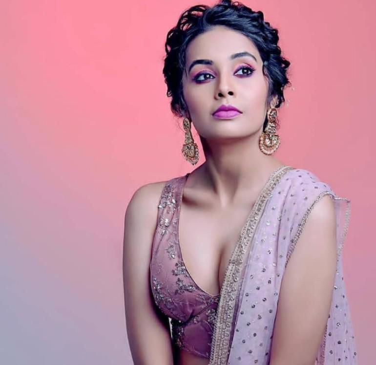 Sexy shivani | Scrolller