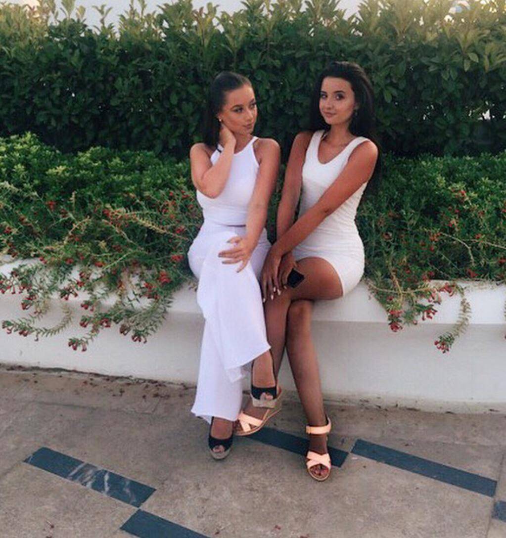 Sexy sisters [2] | Scrolller