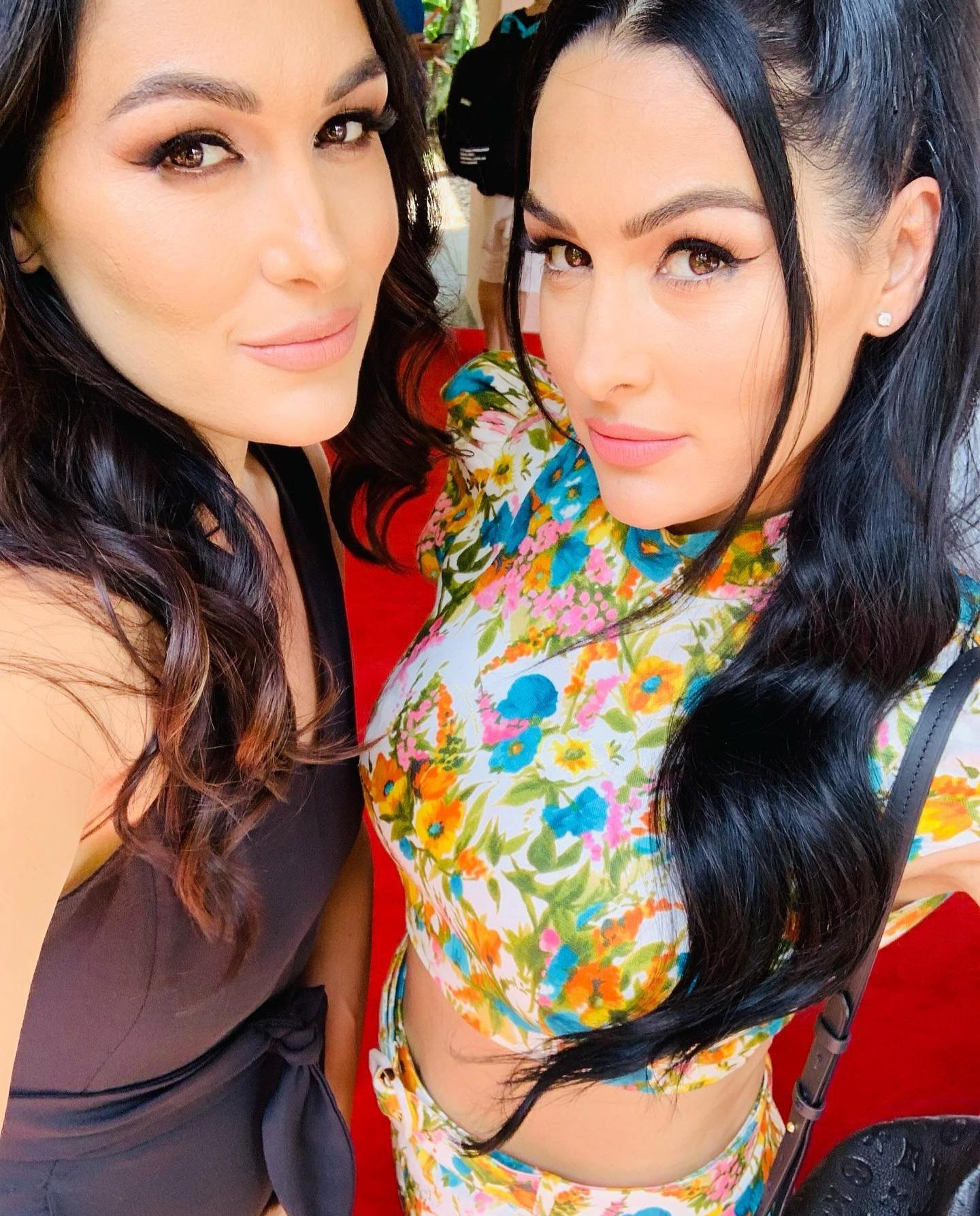 Sexy Sisters Scrolller 4221