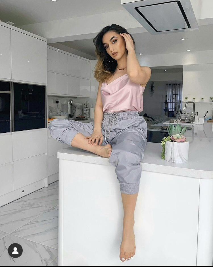 Sexy teasing us | Scrolller