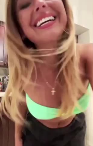 Shaking that booty | Scrolller