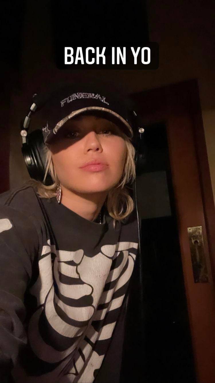 She back | Scrolller