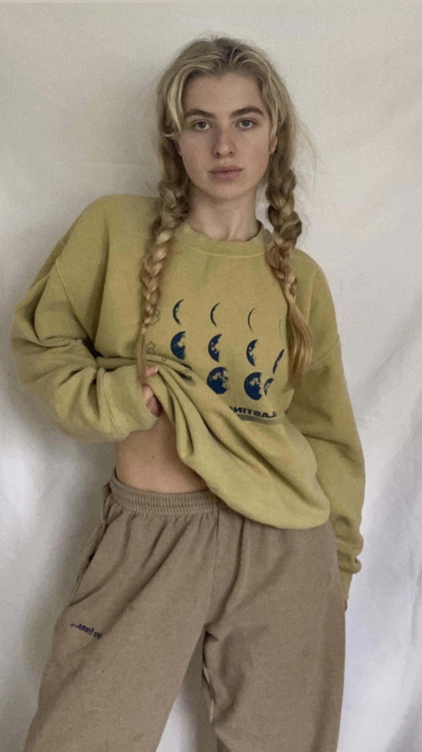 “She is ma Queen” - Jon Snow | Scrolller