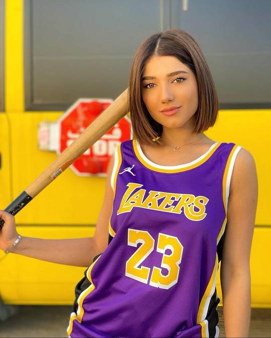 She looks great in this | Scrolller