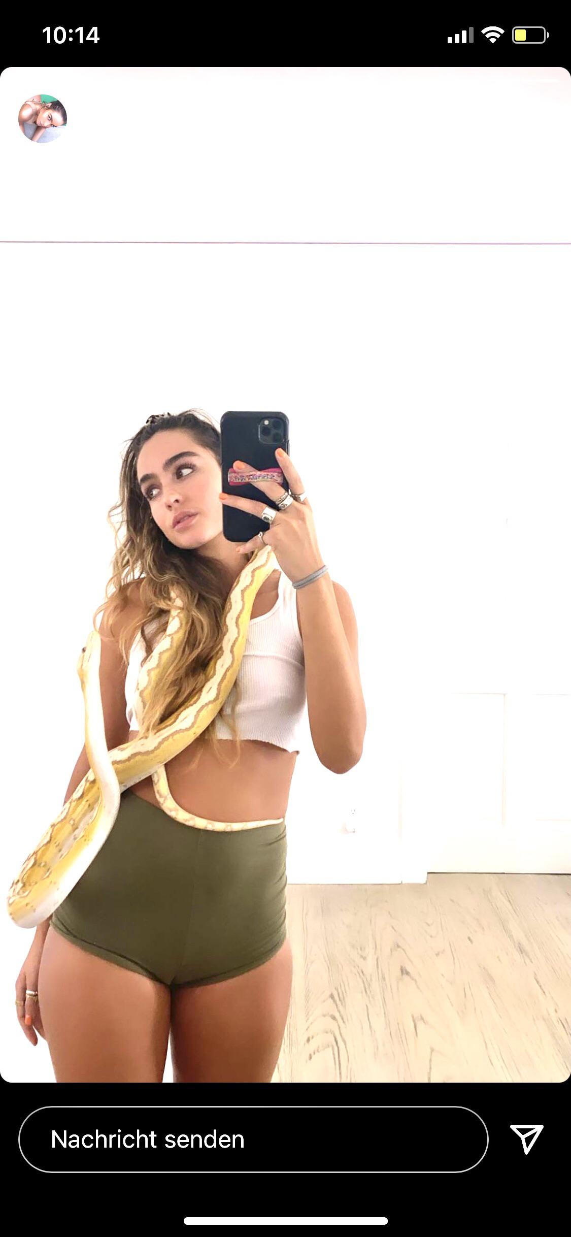 She love to show cameltoe 😘 | Scrolller